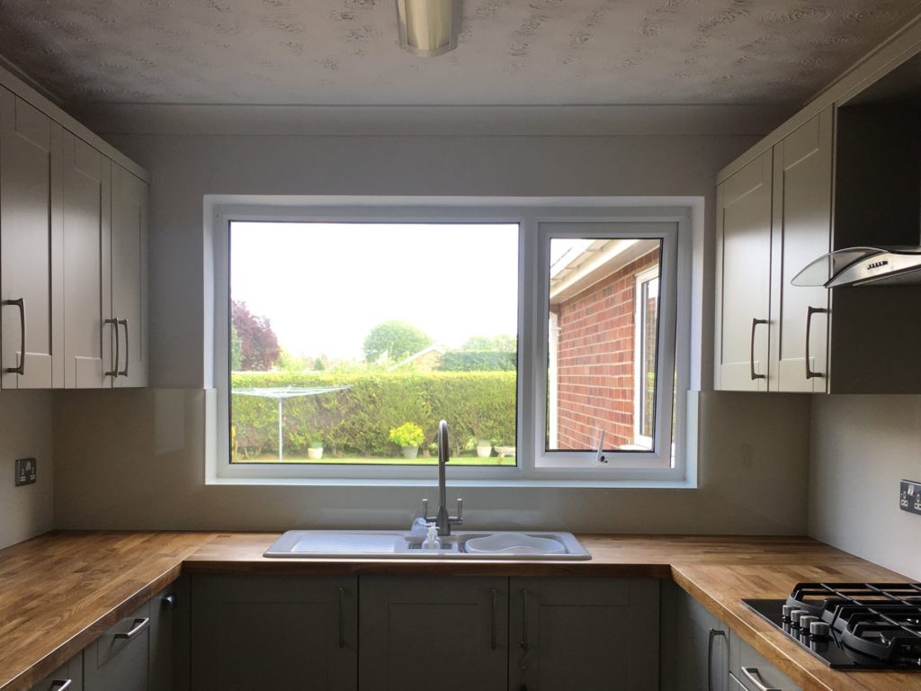 Cream kitchen glass splashback